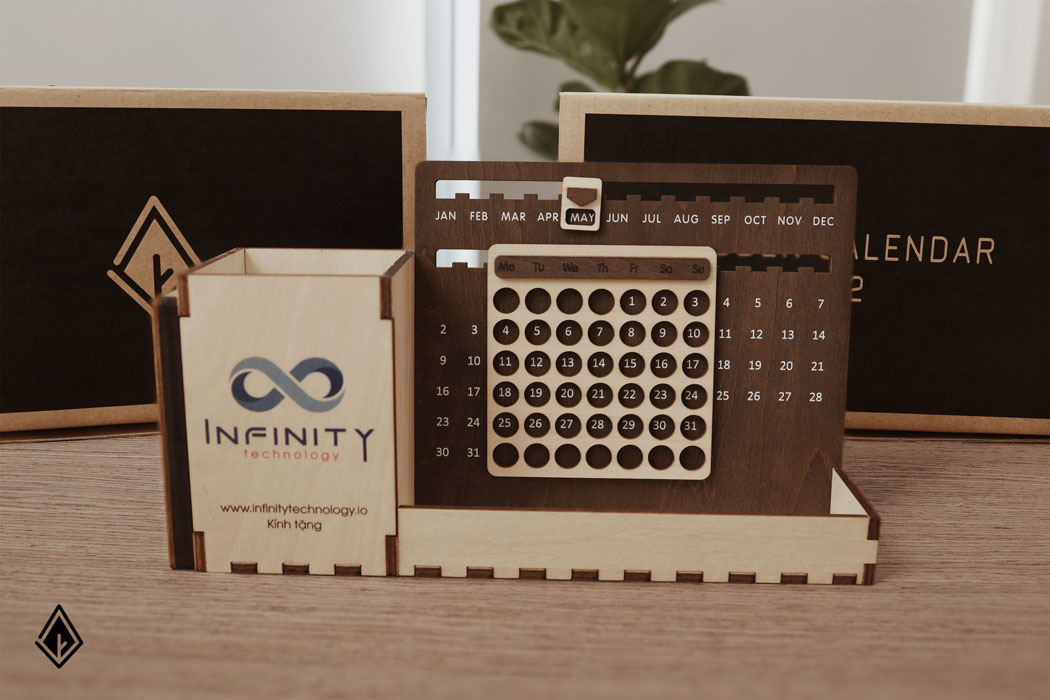 Lịch gỗ vạn niên - Quà tặng bền lâu cùng Infinity Technology – NAU FACTORY