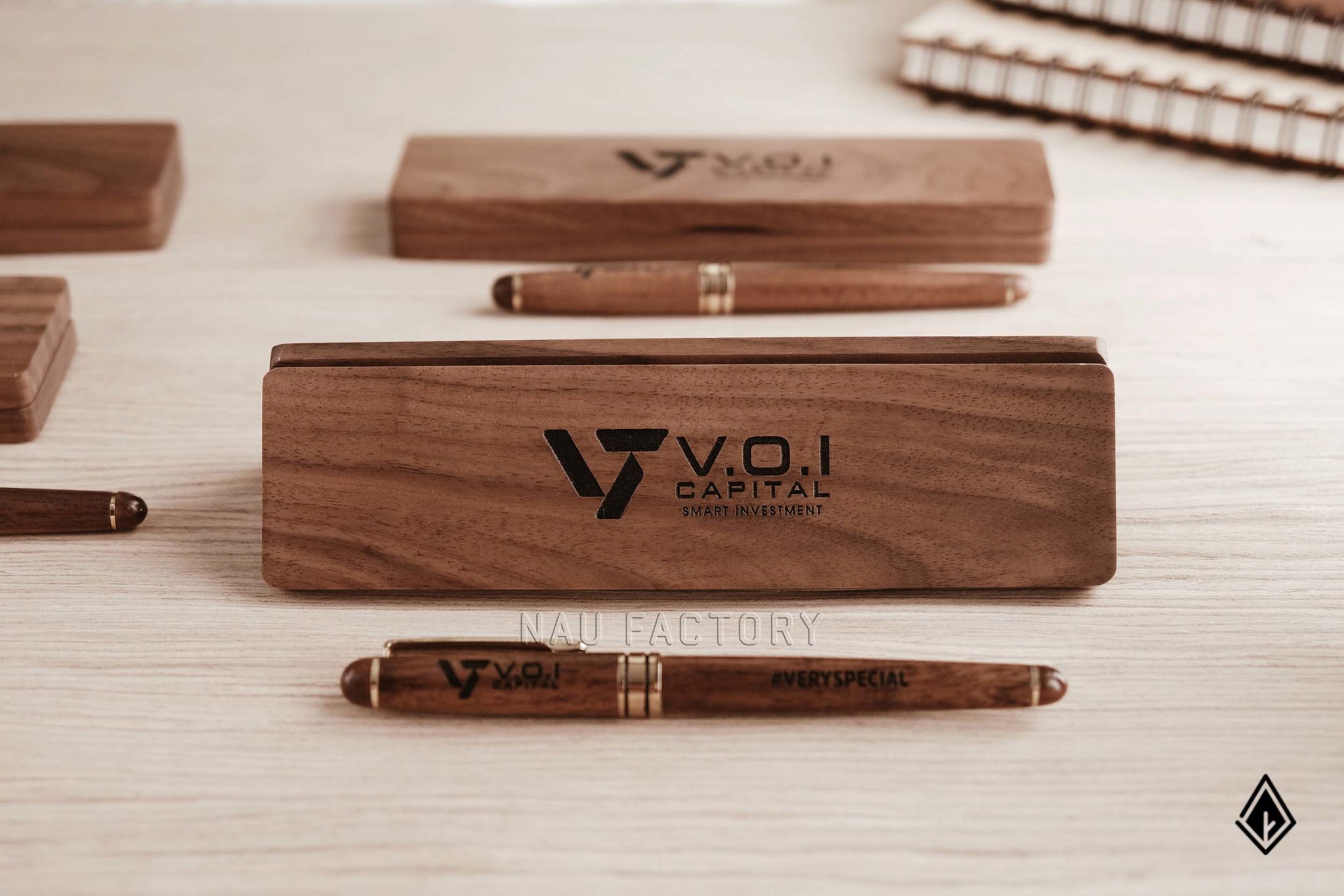 V.O.I Capital lan tỏa dấu ấn từ set bút và hộp bút gỗ Walnut thân quen – NAU FACTORY