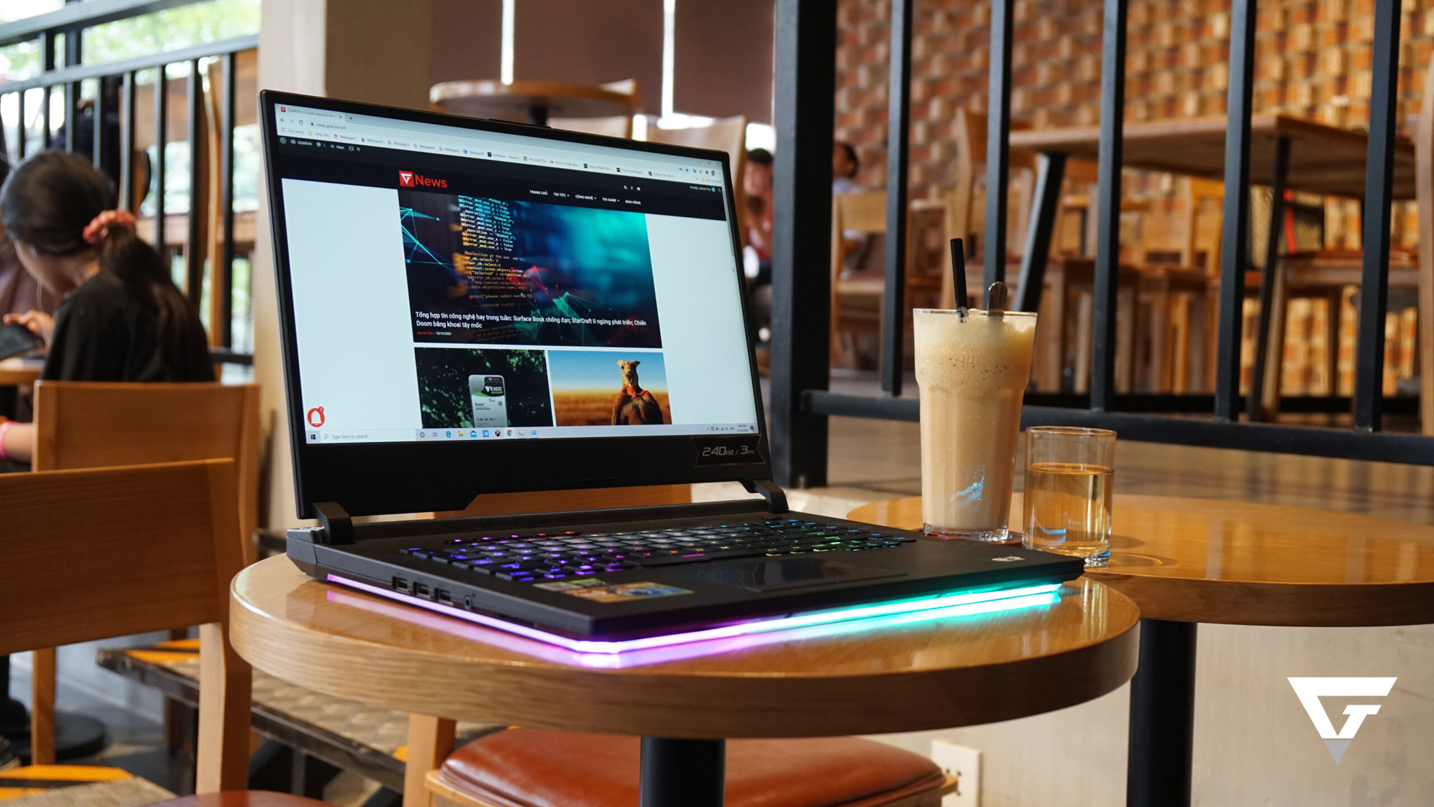 Một ngày làm việc ngoài quán cafe cùng với ASUS ROG Strix Scar 15 và đ – GEARVN.COM