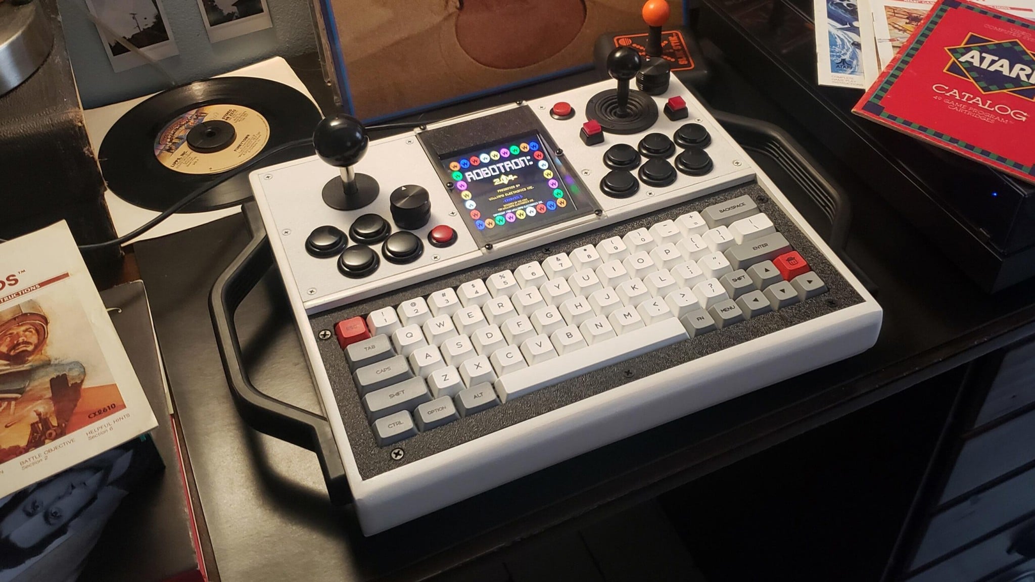 Xuất hiện chiếc máy “điện tử thùng” di động Cyberdeck Arcade đầy hoài – GEARVN.COM