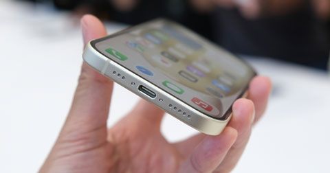 iPhone 15 Pro Max có thể sạc ngược cho thiết bị khác