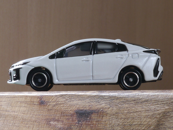 Mô hình xe đồ chơi Tomica No. 76 Toyota Prius PHV GR Sport – nShop - Game & Hobby