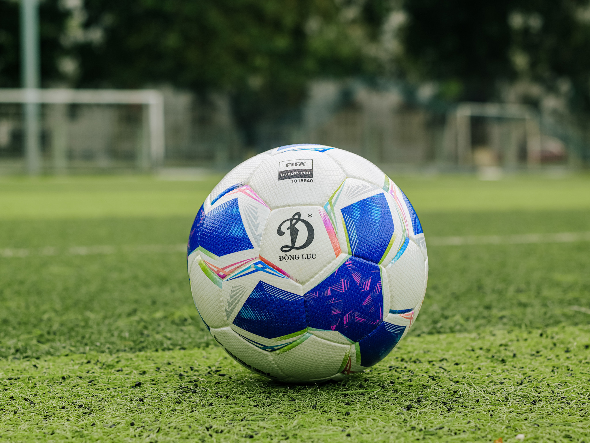 Đâu là lý do giúp quả bóng đá êm chân khi đá? – Động Lực Sport