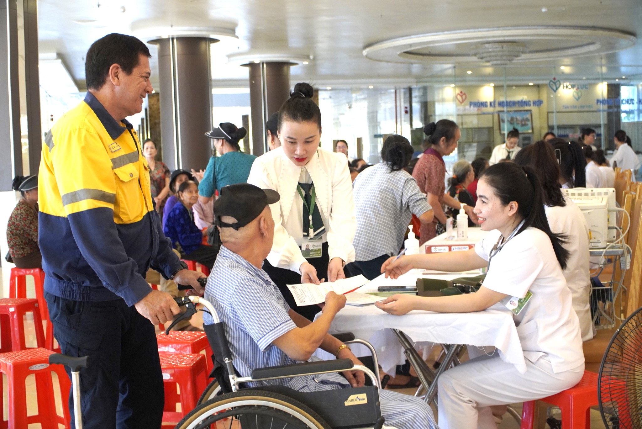 Photos: Health check up for elderly people in Hai Thuong from 26 -31/8 ...