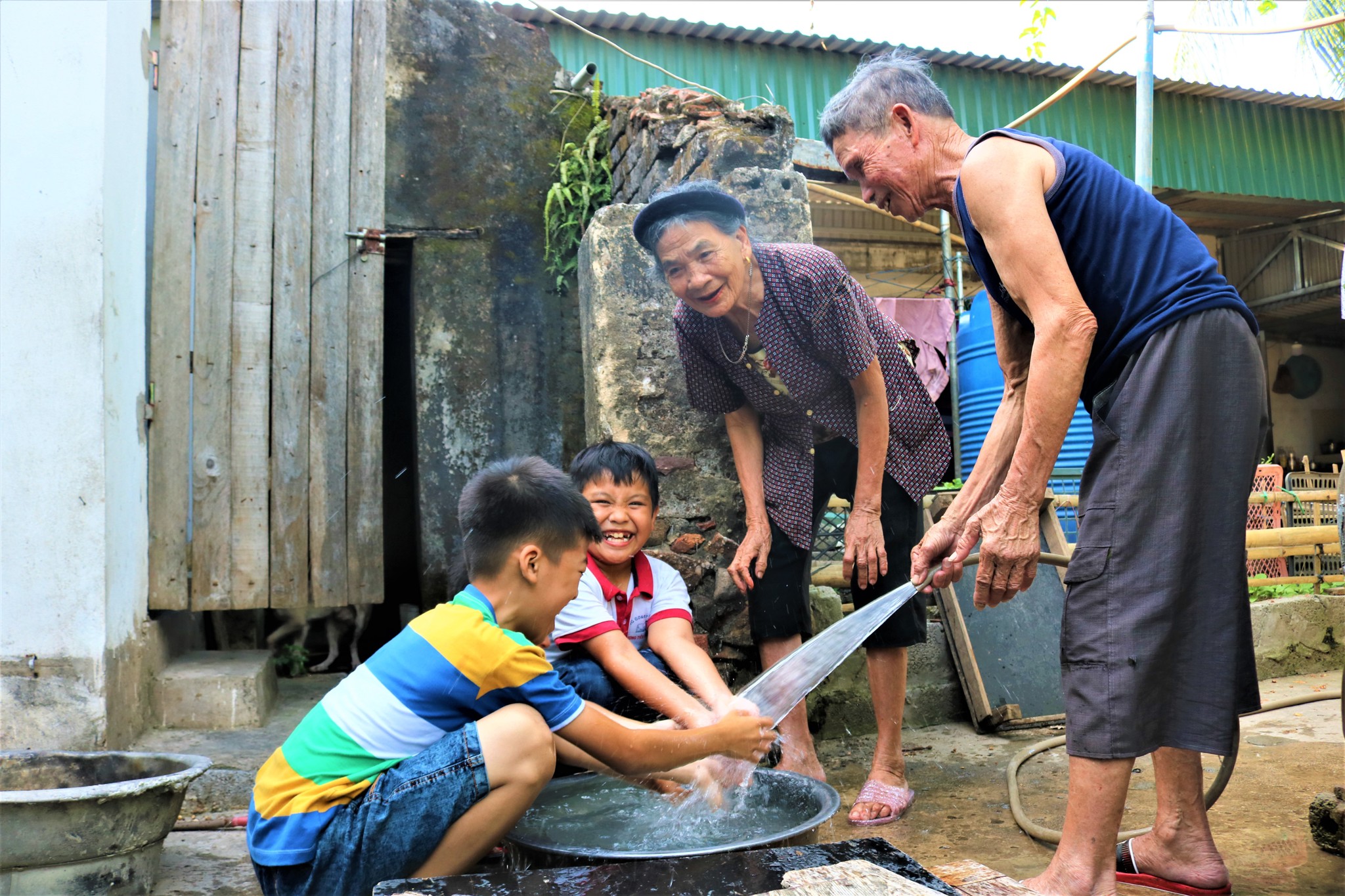 Xóm làng hân hoan khi nước sạch về nhà – CÔNG TY THHH ĐIỆN NGHI SƠN 2