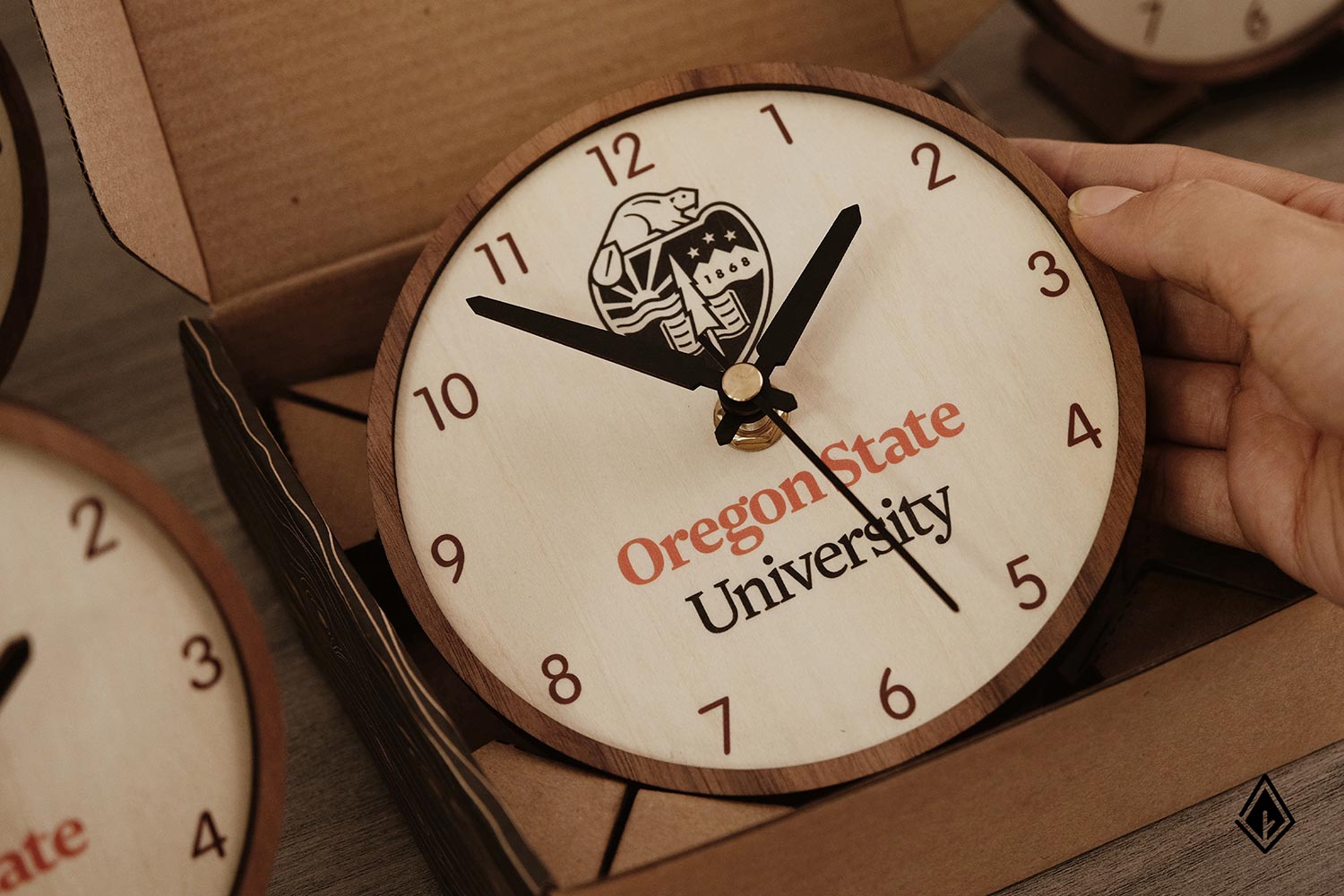 Vẻ đẹp nghệ thuật Oregon State gửi gắm qua chiếc đồng hồ gỗ – NAU FACTORY