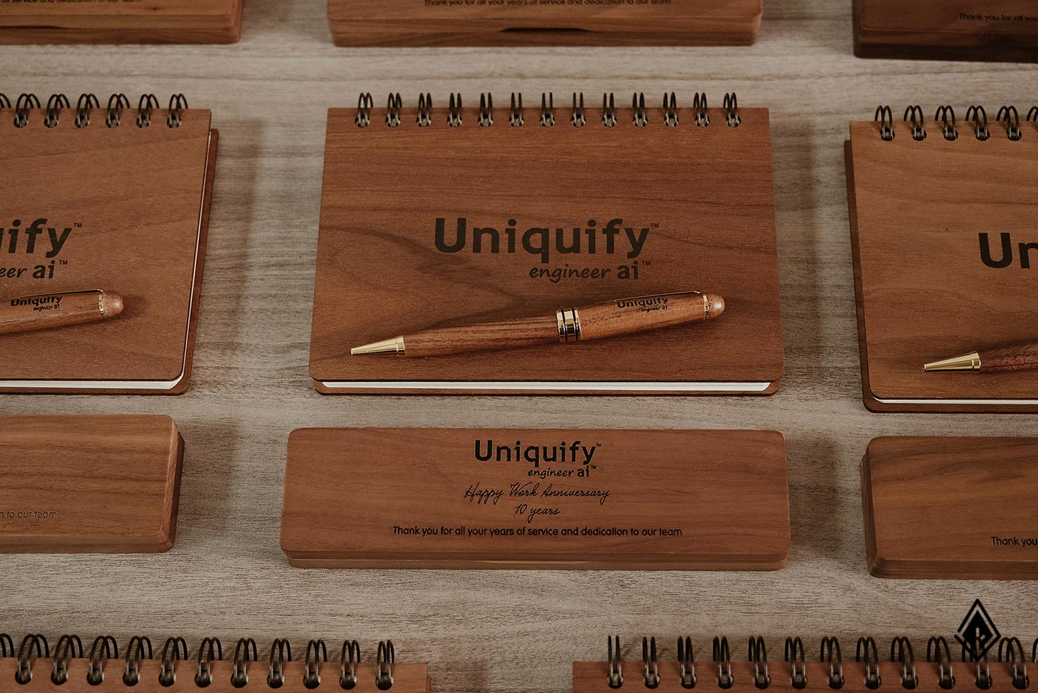 MÓN QUÀ TỪ UNIQUIFY - SỔ, BÚT, HỘP BÚT GỖ WALNUT – NAU FACTORY