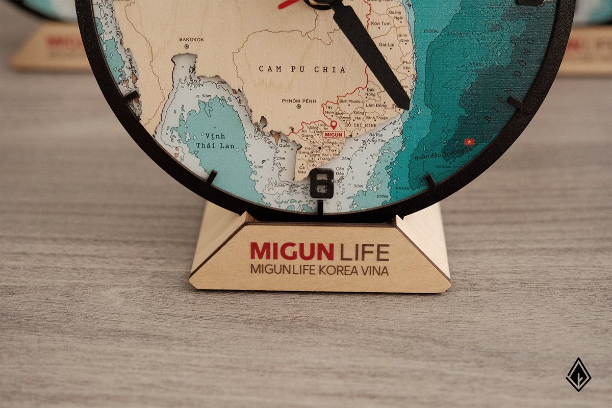 Đồng hồ gỗ để bàn 3D bản đồ Việt Nam | In logo lên đế – NAU FACTORY