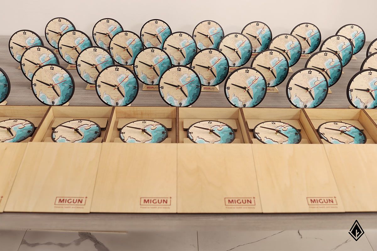 Đồng hồ gỗ để bàn 3D bản đồ Việt Nam | In logo lên đế – NAU FACTORY