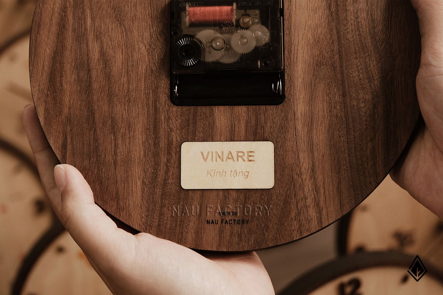 Đồng hồ để bàn bản đồ Việt Nam | Dán nổi logo doanh nghiệp – NAU FACTORY