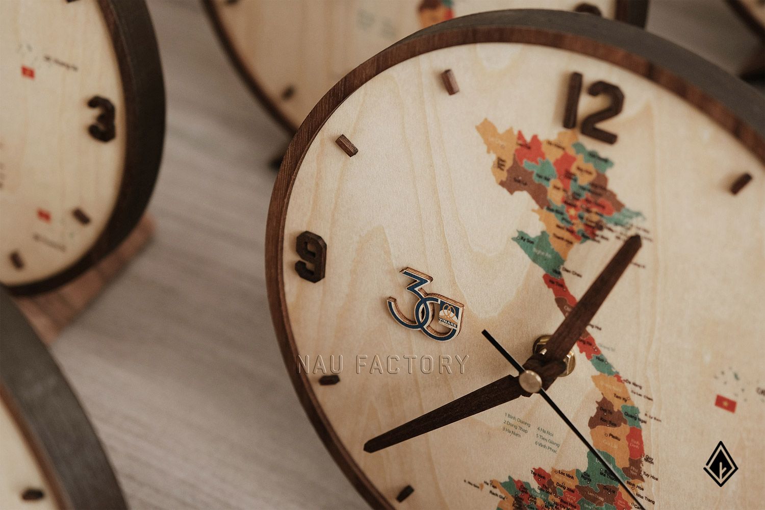 Đồng hồ để bàn bản đồ Việt Nam | Dán nổi logo doanh nghiệp – NAU FACTORY