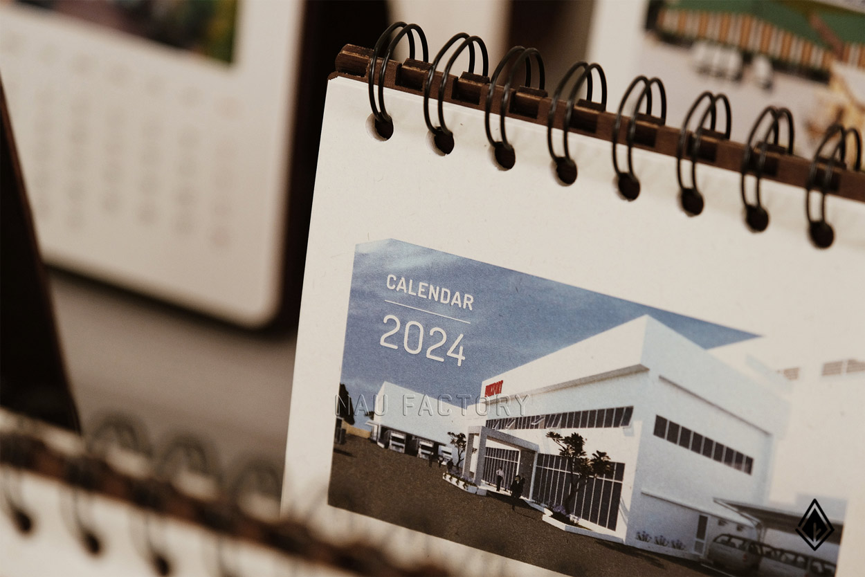 Lịch gỗ form đứng - Mở ra sự sáng tạo thương hiệu E&C – NAU FACTORY