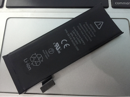 Giá thay pin iphone 5s chính hãng? – SOshop