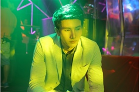 Nam thần Thái Lan Pak Narapat đẹp hút hồn với suit AdamStore trong phi ...