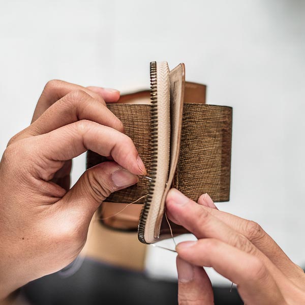 Saddle Stitch Là Gì? – B&Y Bespoke