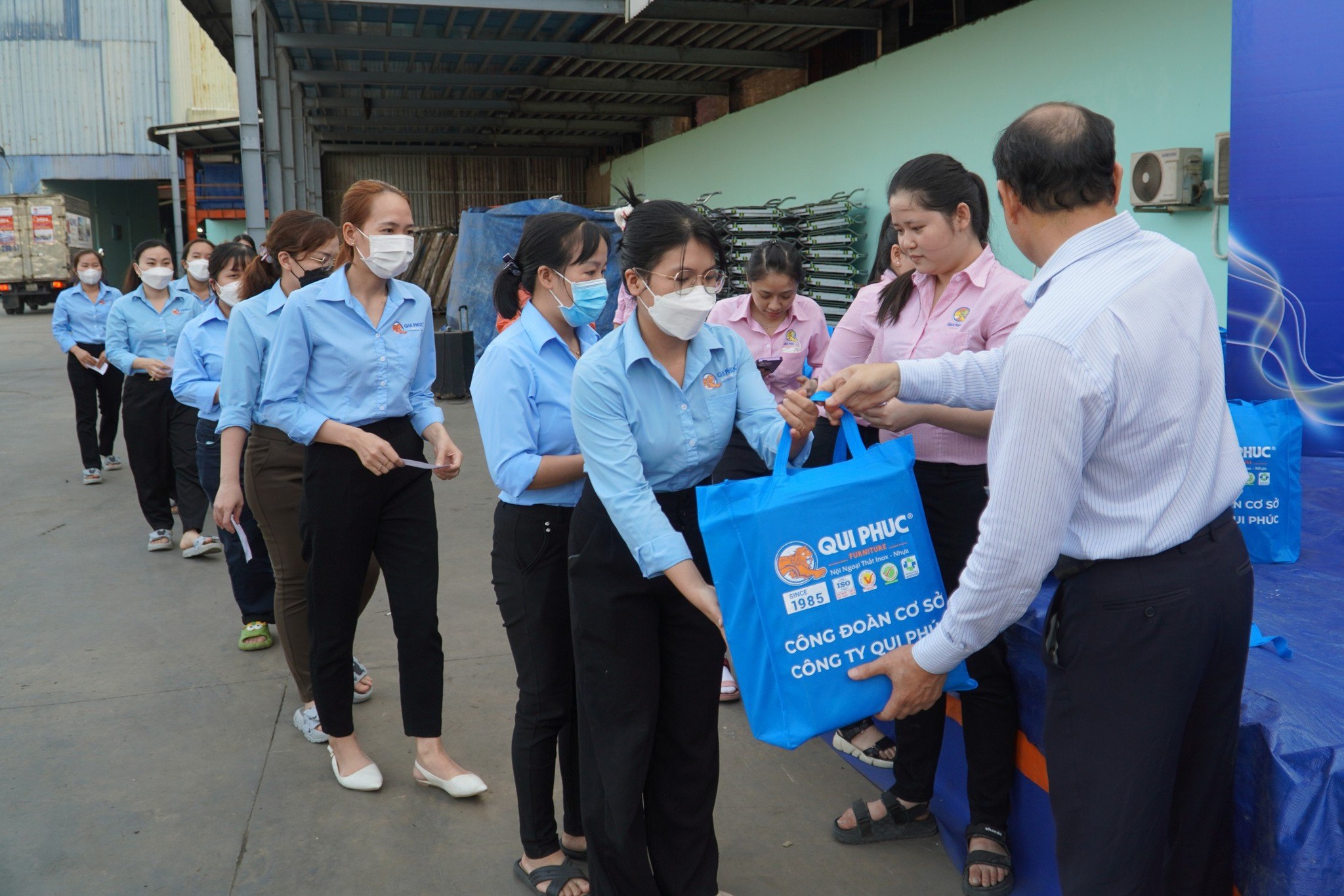 Qui Phúc tặng quà Tết Nguyên Đán 2024 đến cán bộ công nhân viên – Nội ...