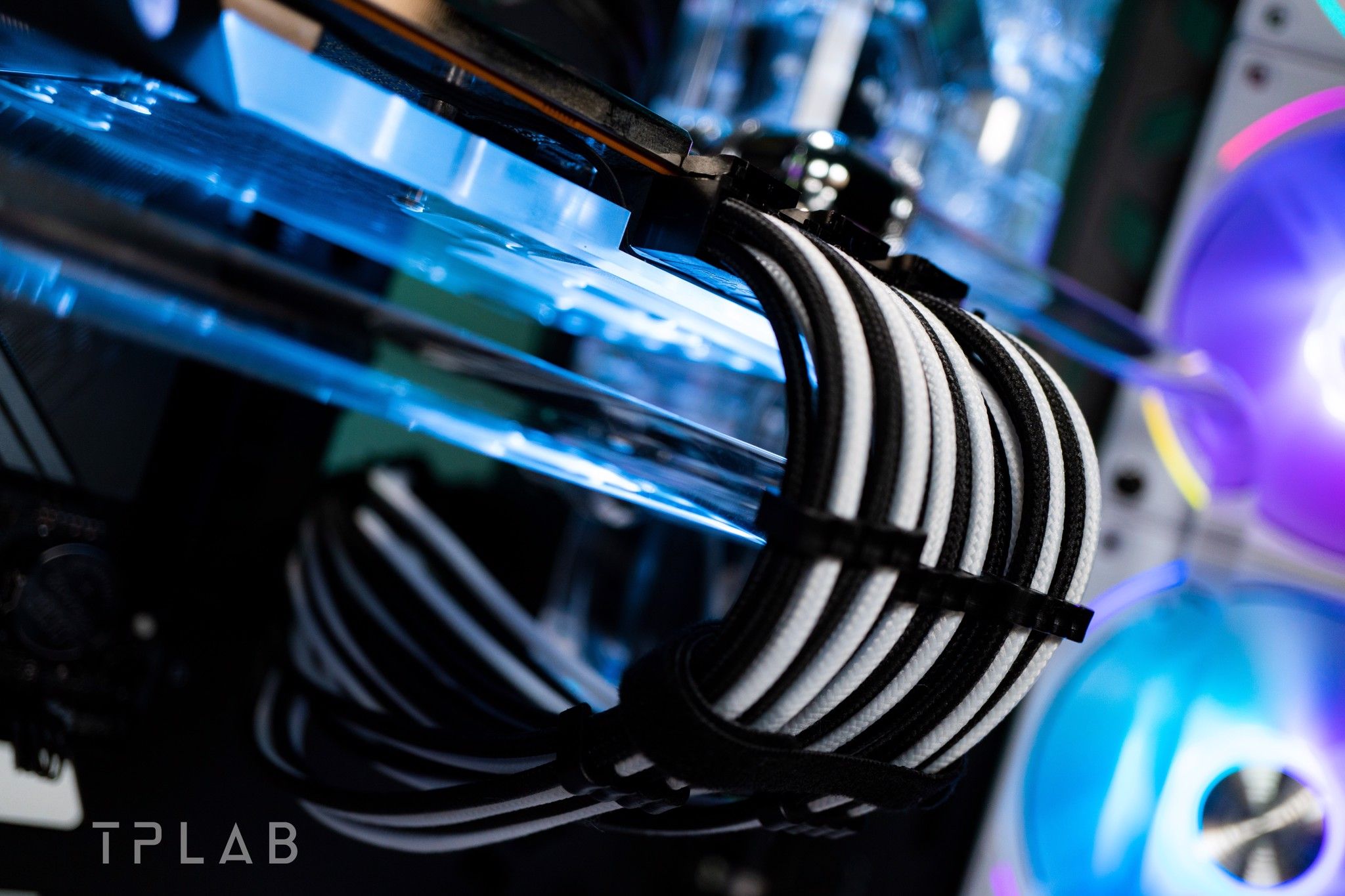 PC CUSTOM CM MASTERFRAME 700– TPLAB