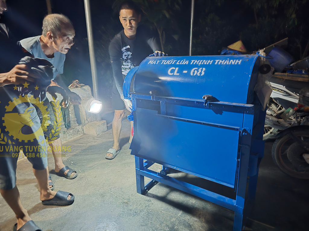 Giao máy tuốt lúa CL68 – Trâu Vàng Tuyên Quang