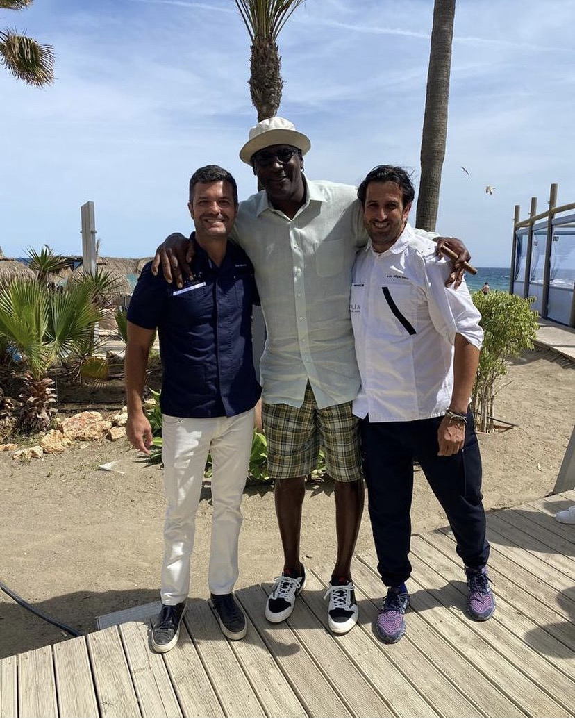 Michael Jordan diện Travis Scott x Air Jordan 1 Low phối màu Olive tại – Heat Factory