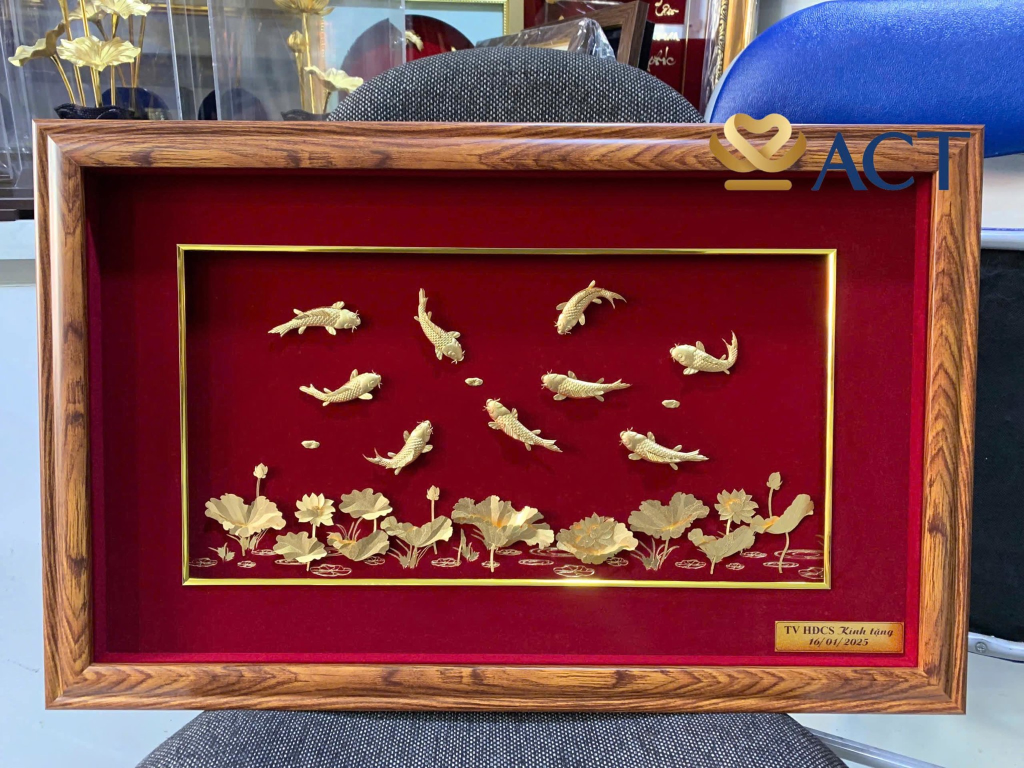 Tìm Hiểu Về Nguồn Gốc Và Ý Nghĩa Tranh Cá Chép Hoa Sen Dát Vàng - ACT GOLD