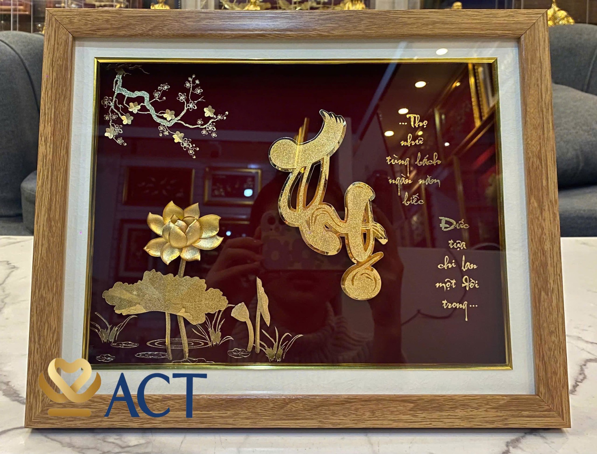 Ý nghĩa phong thủy tranh chữ Thọ hoa sen dát vàng - ACT GOLD