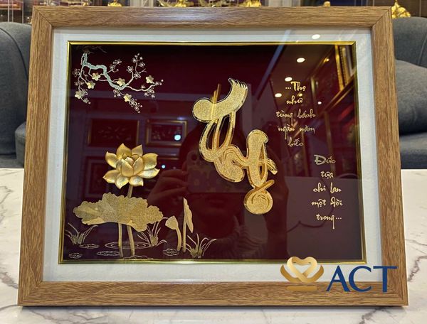 Ý nghĩa phong thủy tranh chữ Thọ hoa sen dát vàng - ACT GOLD