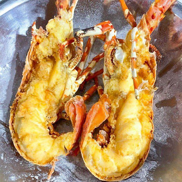 Tôm hùm bông size 1.4 - 1.6kg/con có sẵn tại Hà Nội