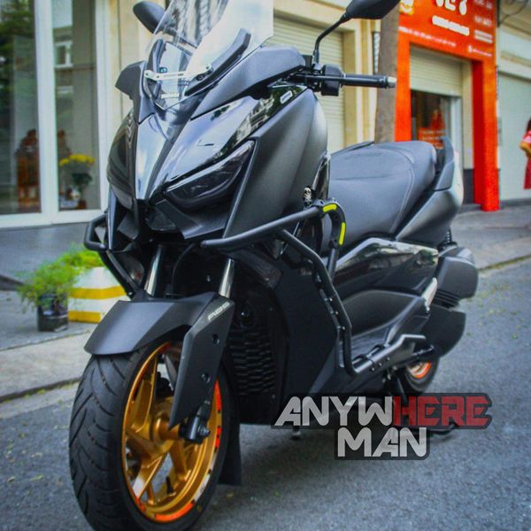 Yamaha Xmax 300 lên chống đổ khung ngay sau khi lấy biển số – Anywhere Man