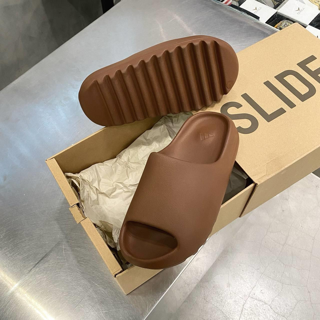 Mọi thứ bạn cần biết về Yeezy Slide nếu yêu thích những đôi dép này ...