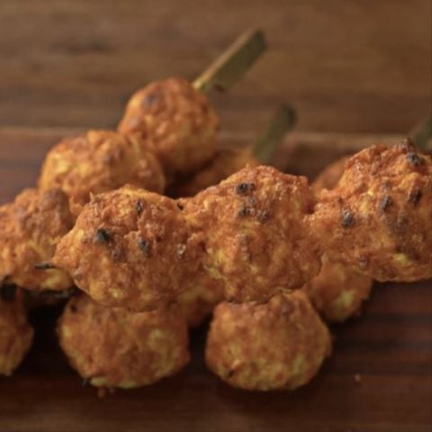 Công thức làm món lẩu gà lá é tại nhà từ các đầu bếp của Sing Chicken