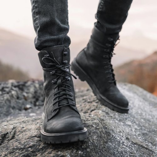 Combat Boots: Biểu Tượng Của Sự Mạnh Mẽ Và Phong Cách