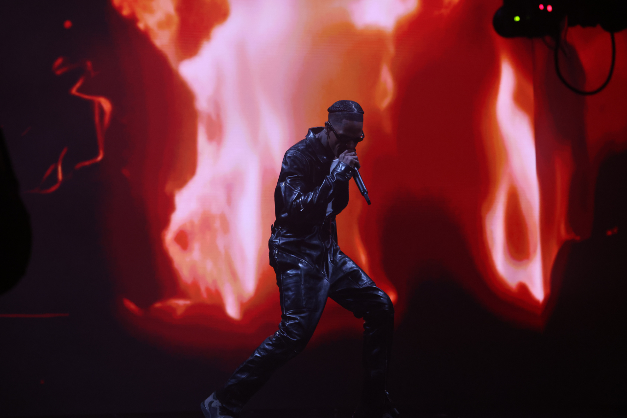 Travis Scott Xuất Hiện Ấn Tượng Trong Thiết Kế của Rick Owens Tại SNL ...