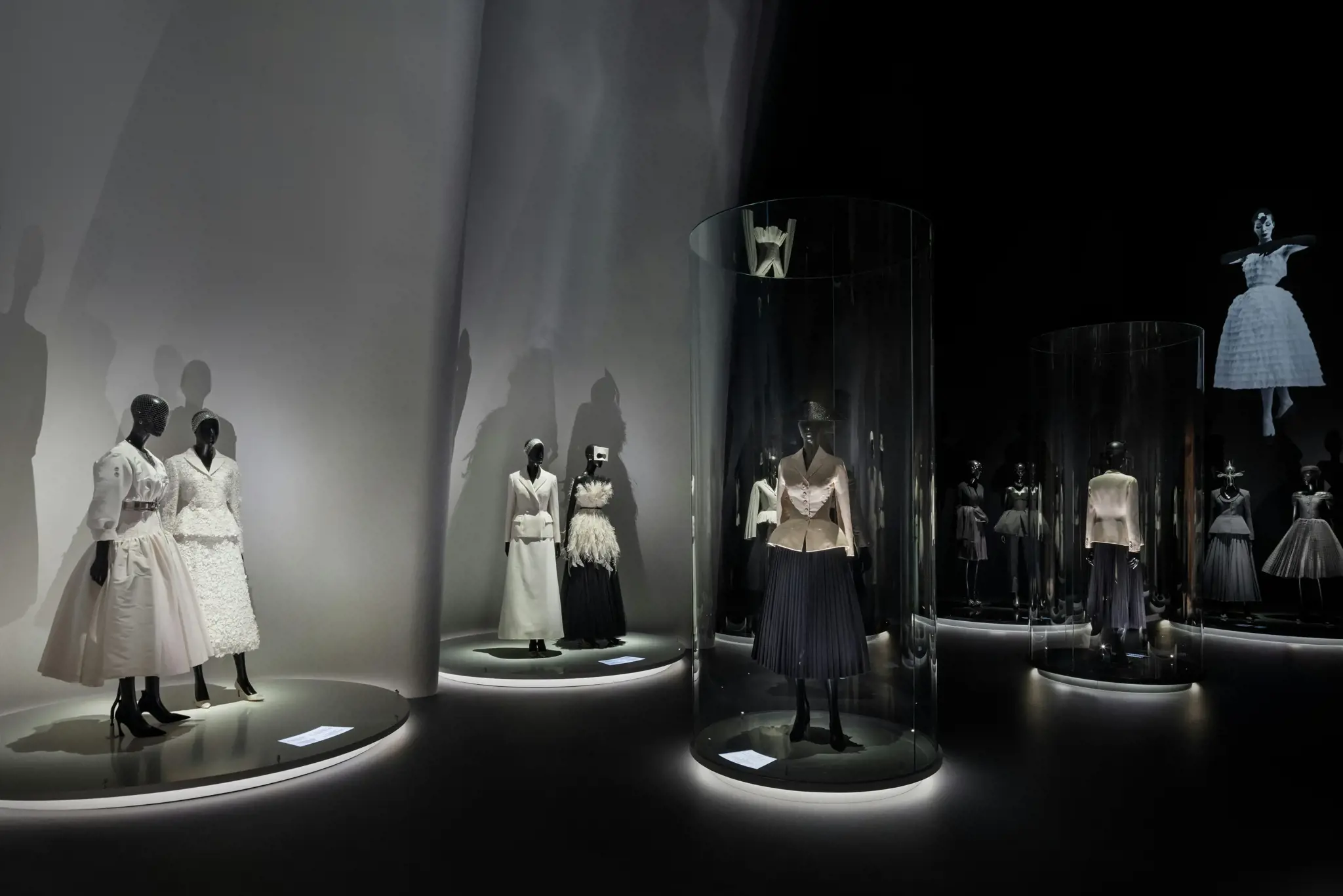 "Christian Dior: Designer of Dreams" tại Seoul: Hành trình huyền thoại ...