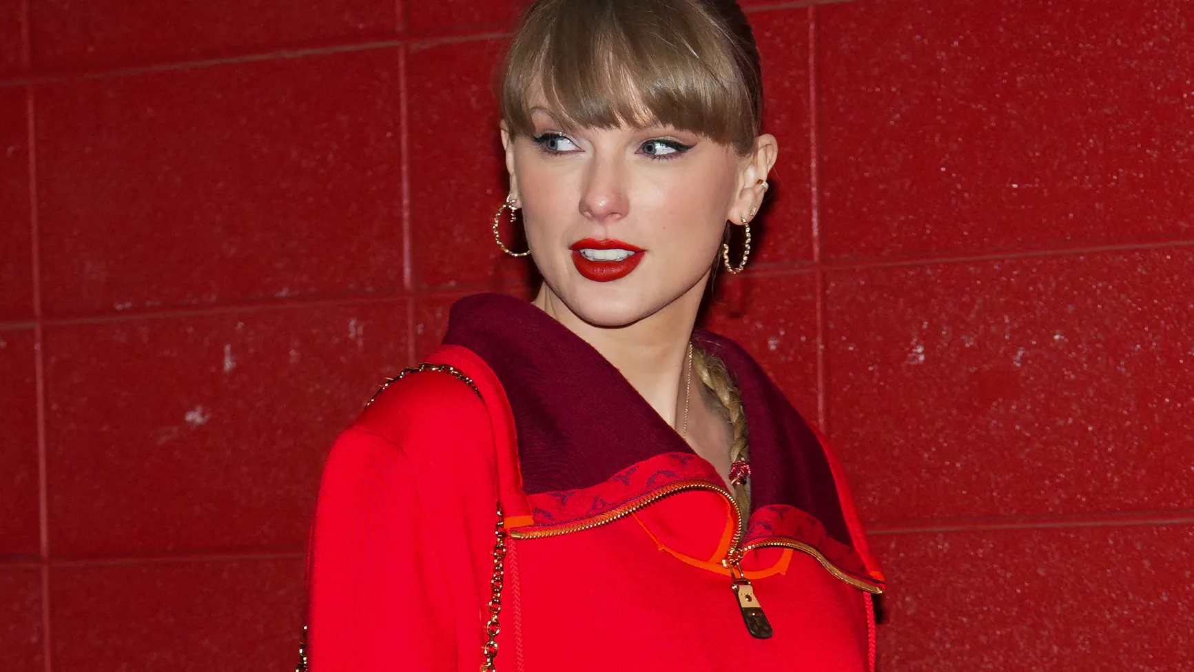 Taylor Swift "đốt cháy" sân vận động với bộ trang phục Versace đỏ rực ...