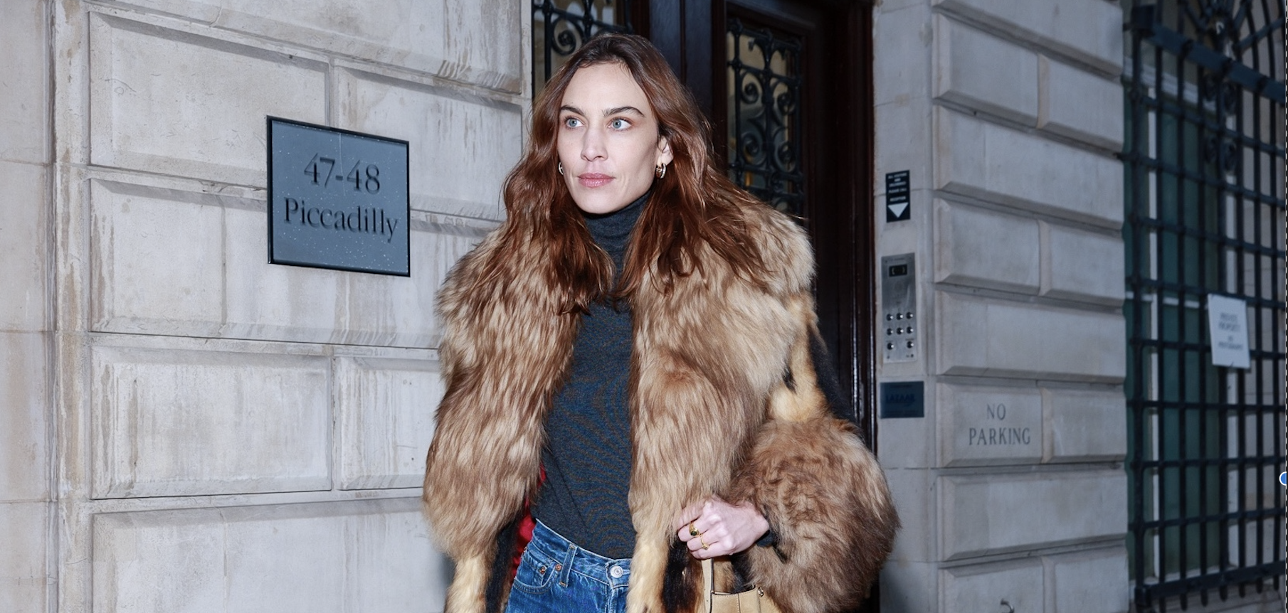 Alexa Chung khẳng định dấu ấn riêng tại Valentino Resort 2025 – LUXITY