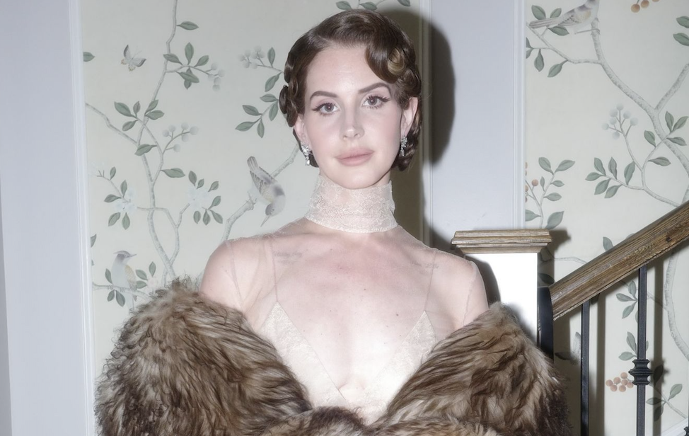 Lana Del Rey tỏa sáng với vẻ đẹp dịu dàng và tinh tế của Valentino – LUXITY