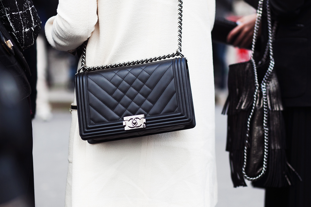 6 bước để xác định một chiếc túi Chanel Boy Bag chính hãng – LUXITY
