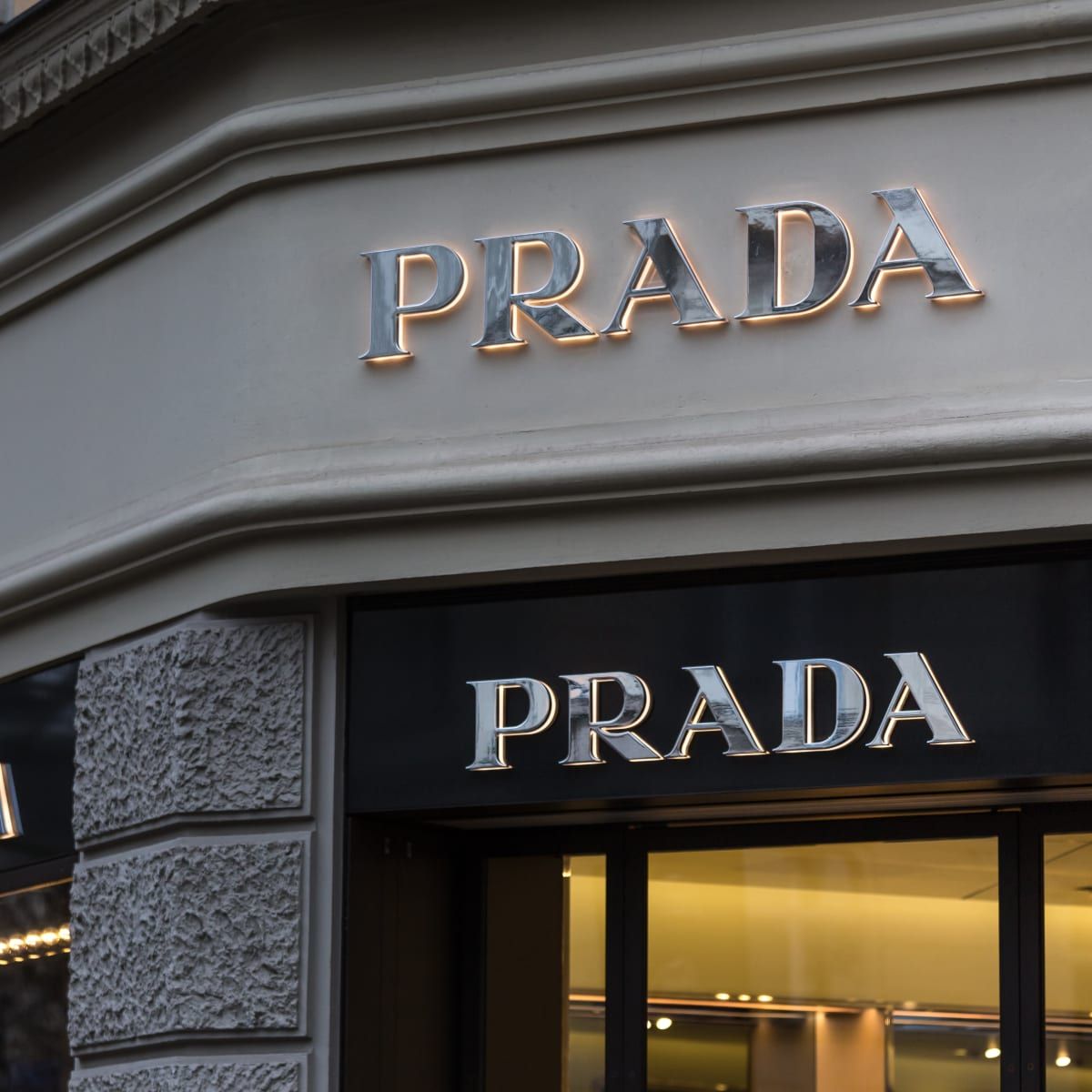 Prada ghi nhận mức doanh thu hàng năm cao kỷ lục trong năm 2022 – LUXITY
