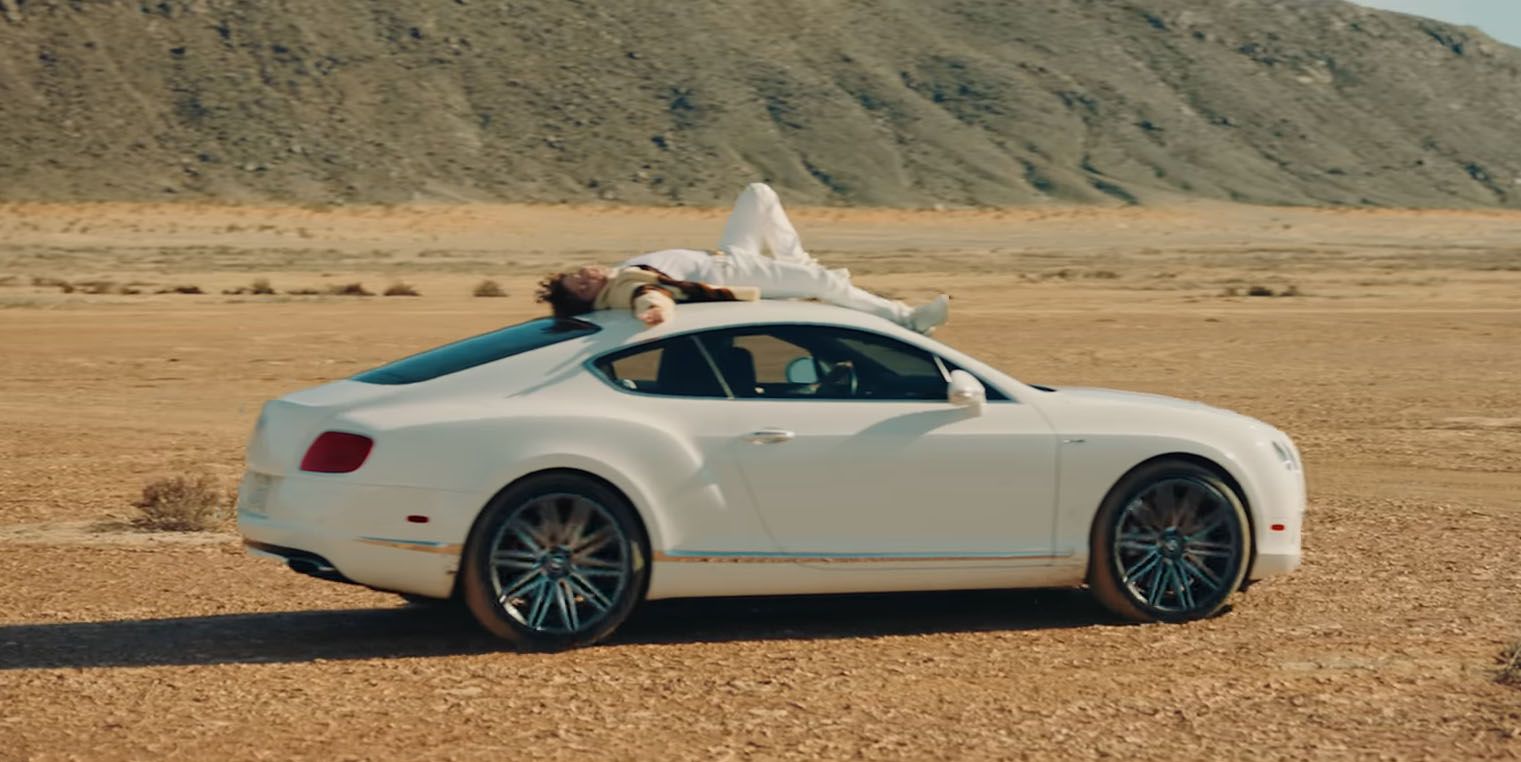 Những item "bạc triệu" trong MV "Nắm đôi bàn tay" của Kay Trần – LUXITY