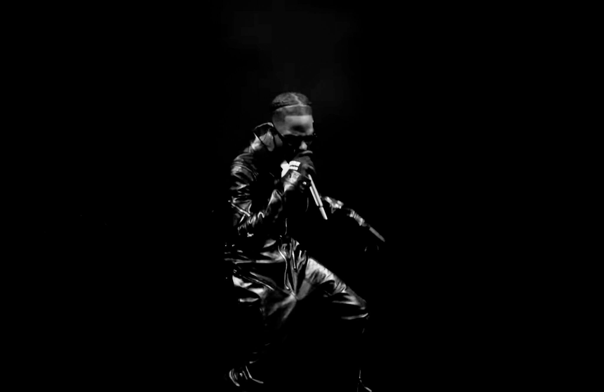 Travis Scott Xuất Hiện Ấn Tượng Trong Thiết Kế của Rick Owens Tại SNL ...