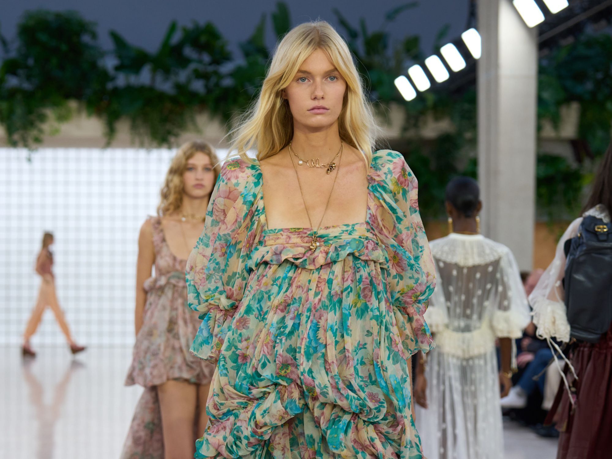 Chloé Xuân Hè 2025: Bùng nổ vẻ đẹp tinh khôi với ren và tay áo phồng ...