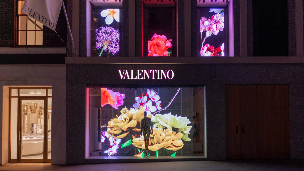 Valentino tái tạo lại các cửa hàng trên toàn cầu cùng 9 nhà thiết kế n ...
