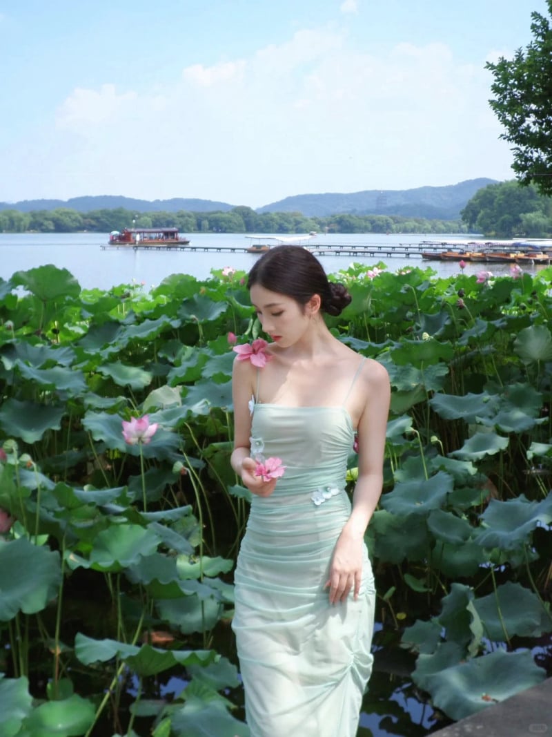 Chụp ảnh với sen mặc gì đẹp? 12 Cách tạo dáng chụp đầm sen siêu cuốn