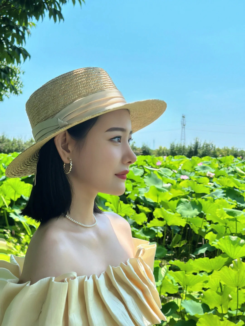 Chụp ảnh với sen mặc gì đẹp? 12 Cách tạo dáng chụp đầm sen siêu cuốn