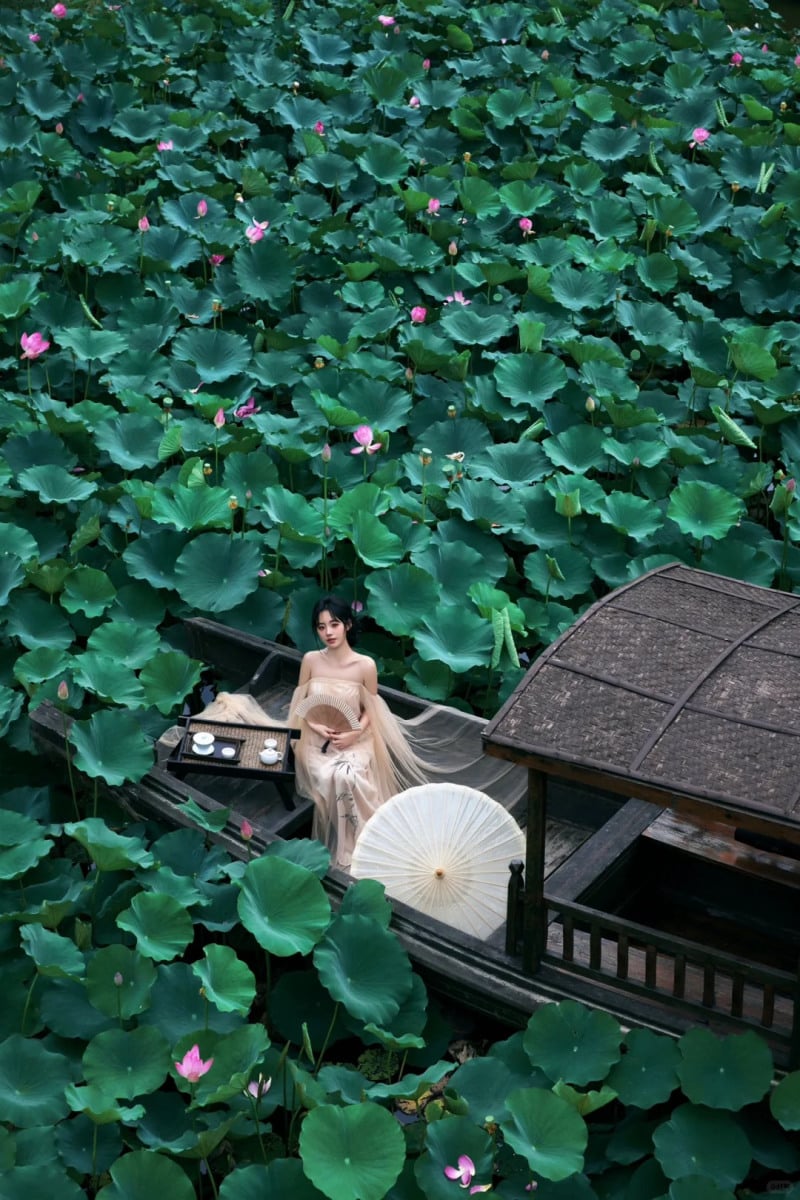 Chụp ảnh với sen mặc gì đẹp? 12 Cách tạo dáng chụp đầm sen siêu cuốn