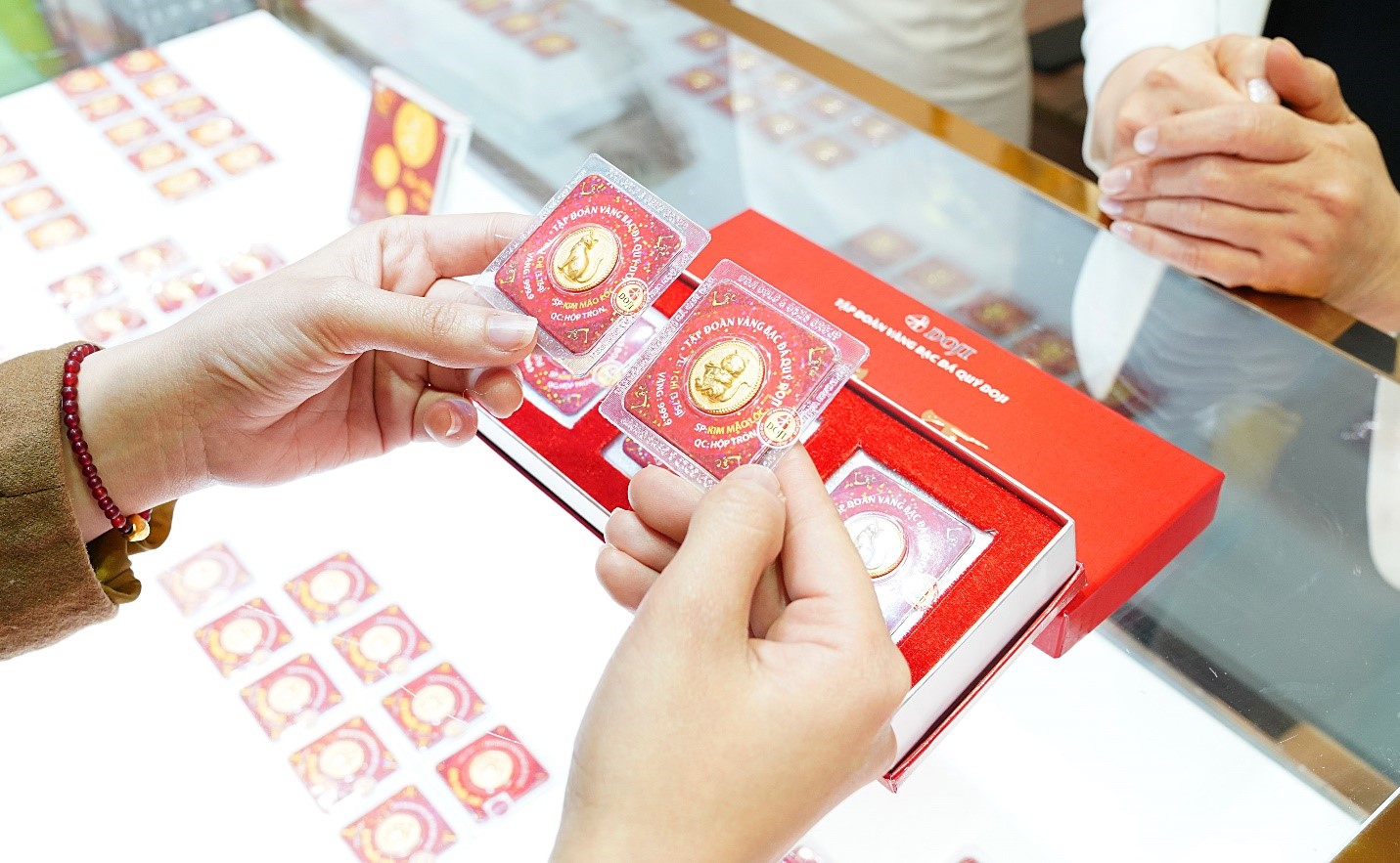 NHIỀU SẢN PHẨM VÀNG DOJI HÚT KHÁCH TẠI LỄ HỘI VÀNG - GOLD FESTIVAL 202 ...