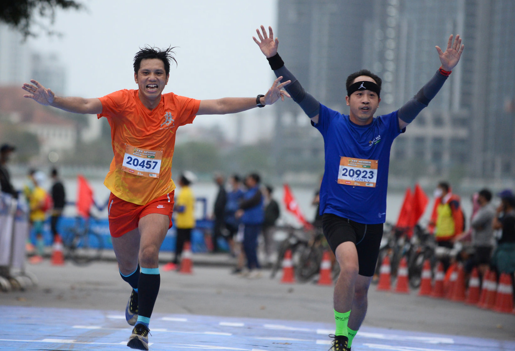 Vietnamnet - 5.000 người chạy tại giải bán marathon quanh Hồ Tây – VRace