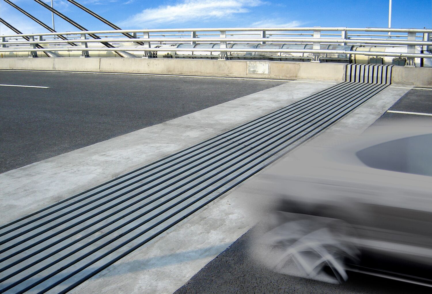 Large modular joints in cable-supported bridges – tmp global