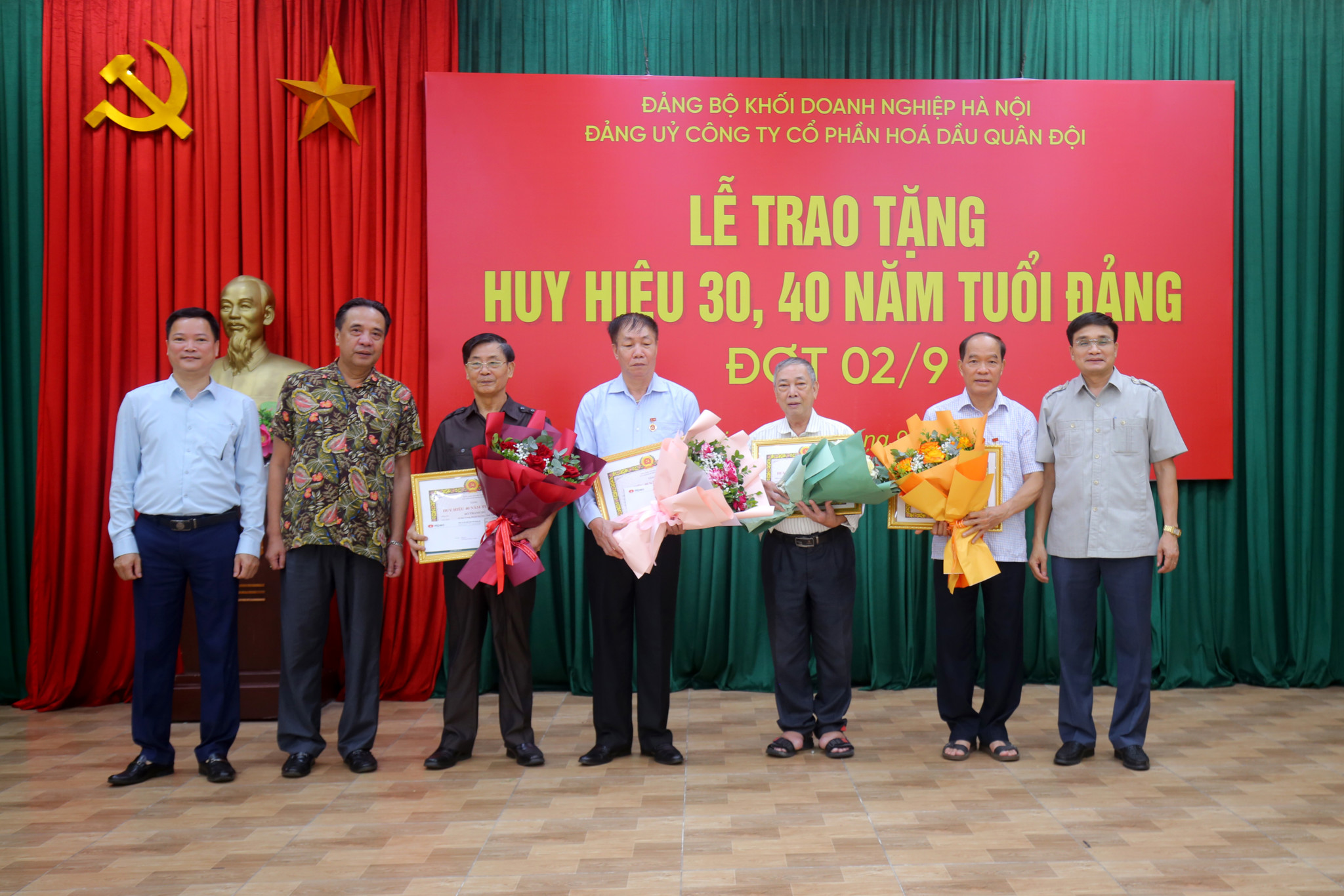 LỄ TRAO HUY HIỆU 40 NĂM VÀ 30 NĂM TUỔI ĐẢNG CHO CÁC ĐỒNG CHÍ ĐẢNG VIÊN – MIPEC