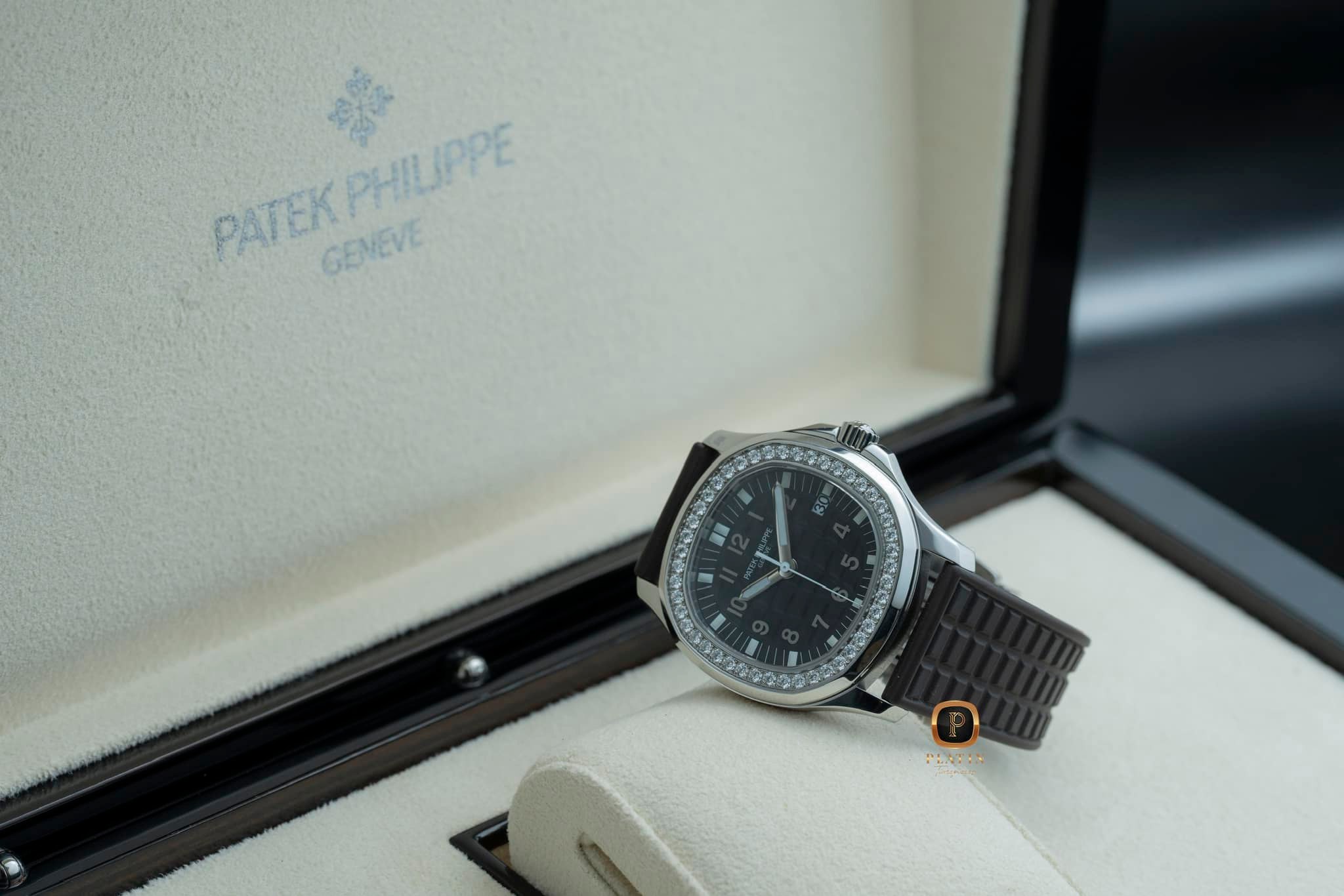 Đồng Hồ Patek Philippe Aquanaut 5067A-001 Custom Diamond– Platin Timepieces